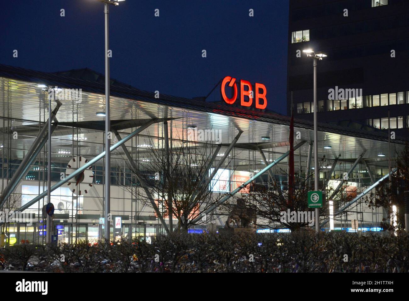 Hauptbahnhof Linz und der Terminal Tower zur blauen Stunde, Österreich ...