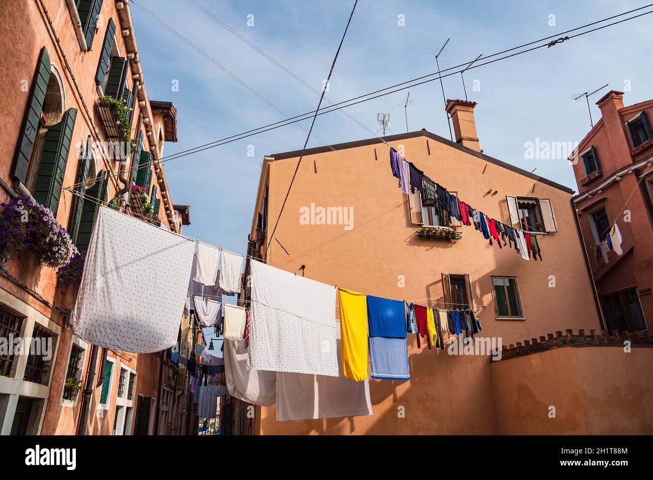 City washing lines hi-res stock photography and images - Alamy
