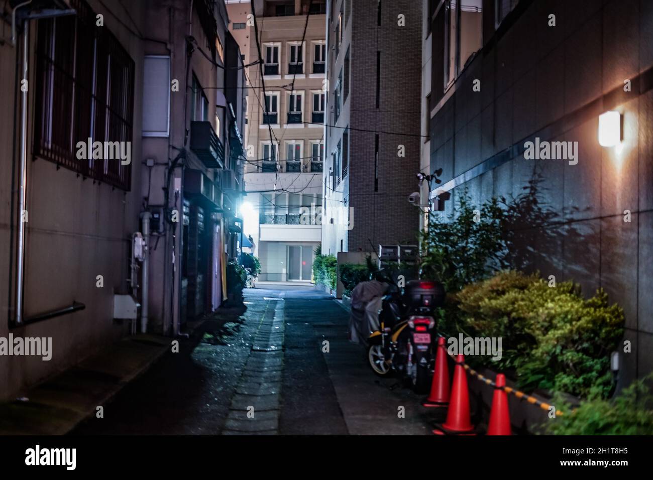 Tokyo back streets hi-res stock photography and images - Alamy