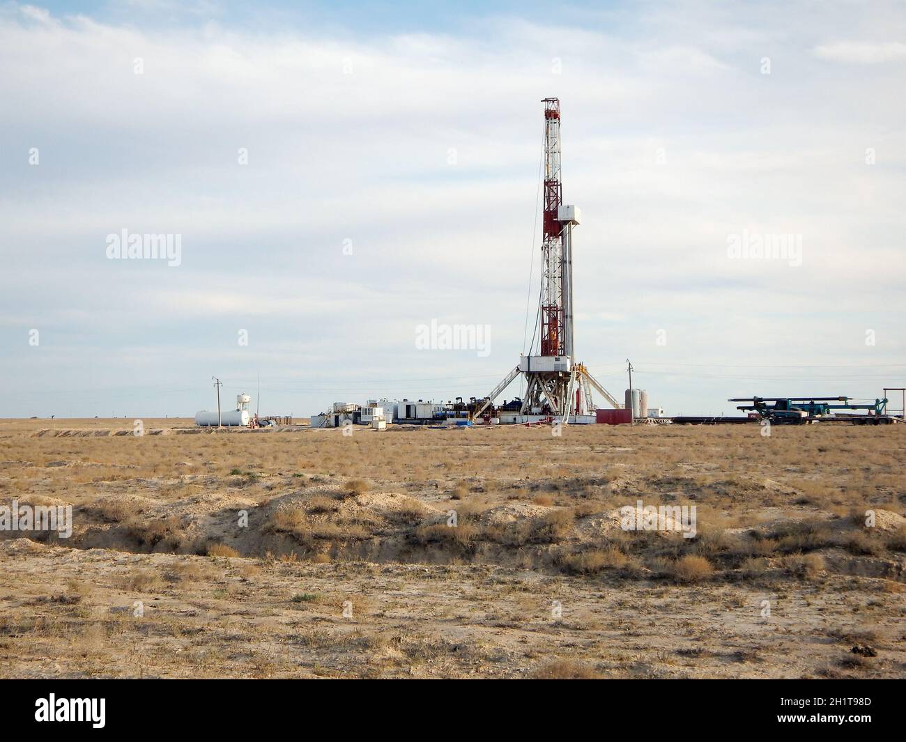 Drilling rig in the desert hi-res stock photography and images - Alamy