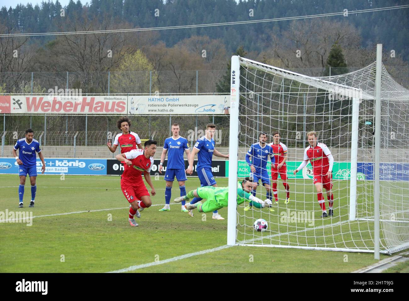 Glanzparade von Reitz Benjamin (FK Pirmasens), der den Ball kurz vor ...