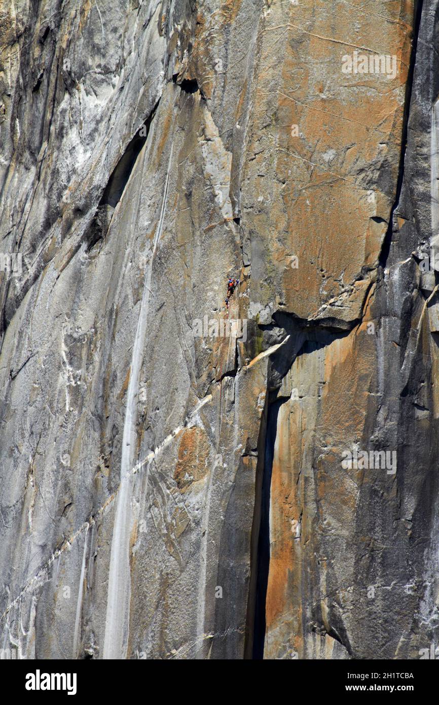 Climber scaling el capitan yosemite hi-res stock photography and images ...