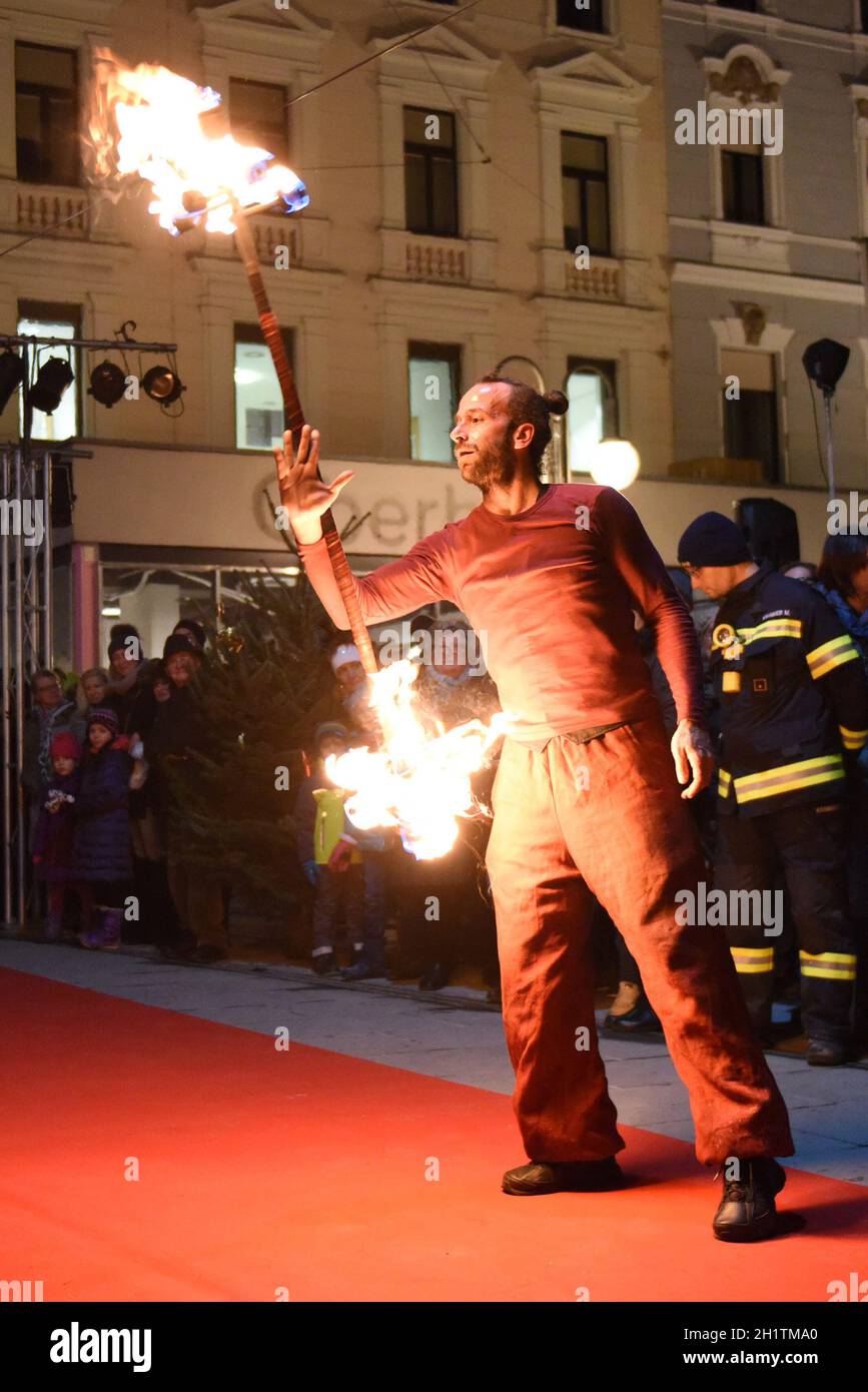 Feuer show hi-res stock photography and images - Alamy