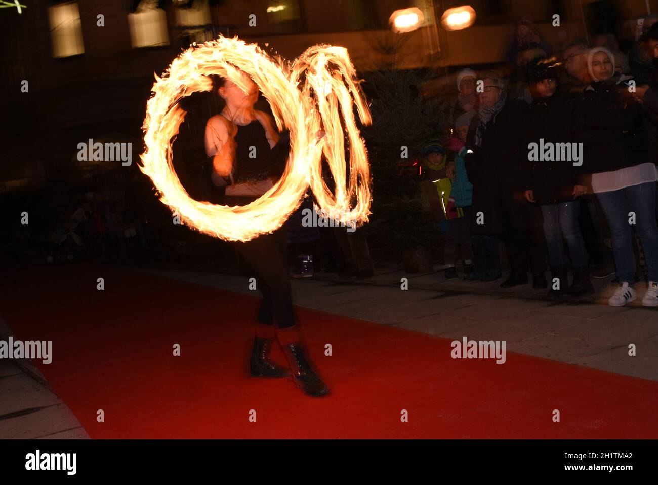 Feuershow hi-res stock photography and images - Alamy