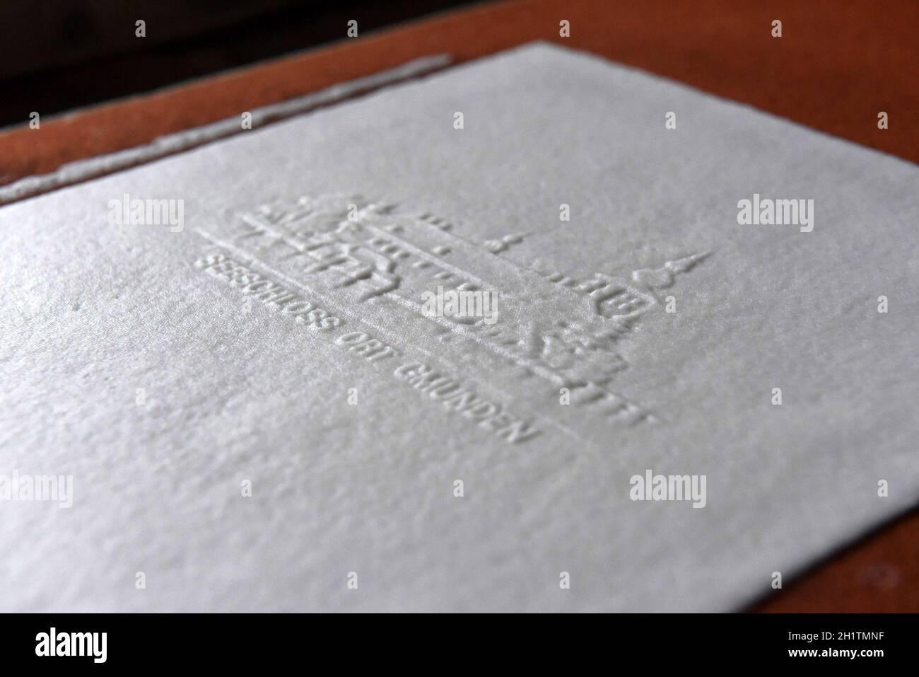 Manuelle Papierproduktion in der Handschöpferei im Papiermachermuseum ...