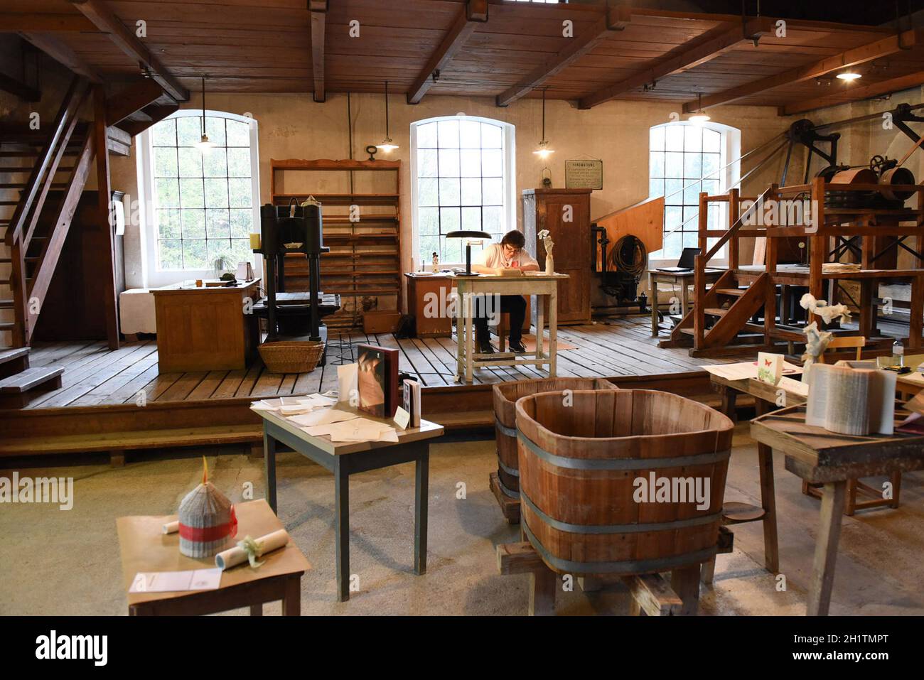 Manuelle Papierproduktion in der Handschöpferei im Papiermachermuseum ...