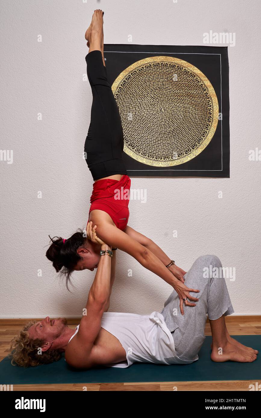 Acro pose hi-res stock photography and images - Alamy