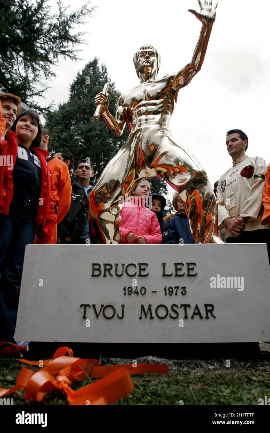 Bosnian people celebrate unveiling the statue of the Bruce Lee Hong ...