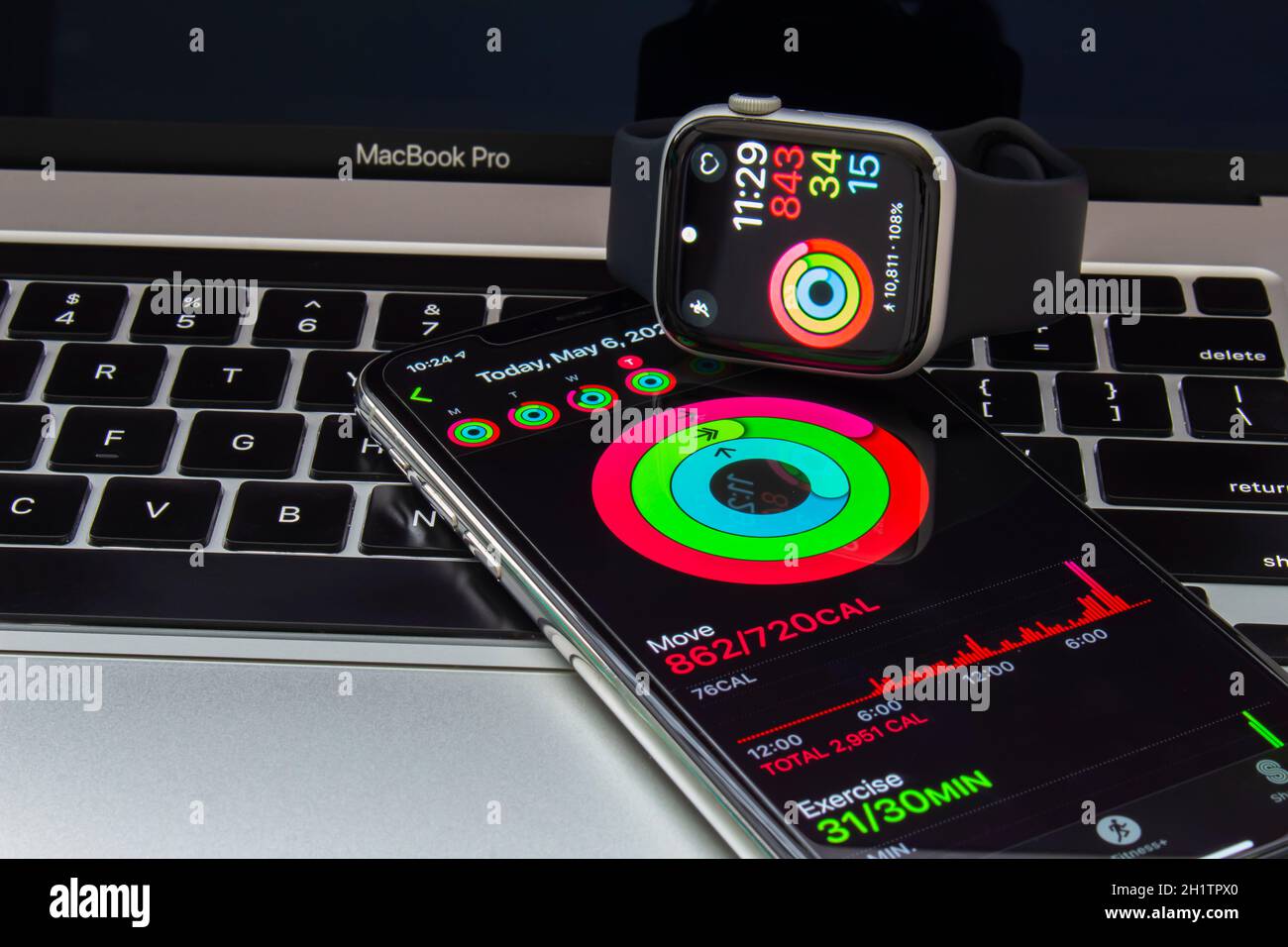 Apple activity tracker watch hi-res stock photography and images - Alamy