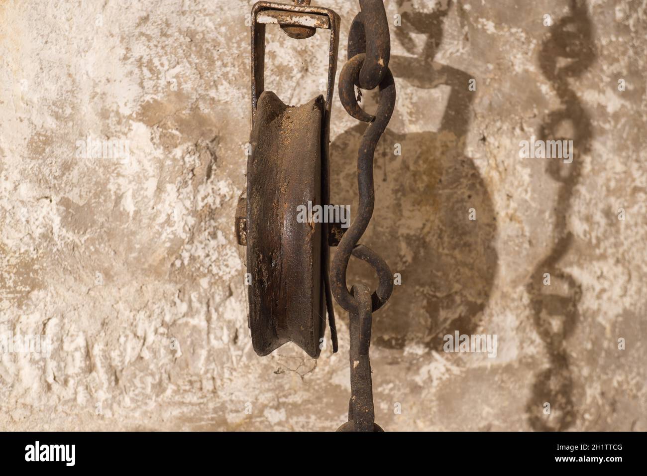 Chain pulley hi-res stock photography and images - Alamy