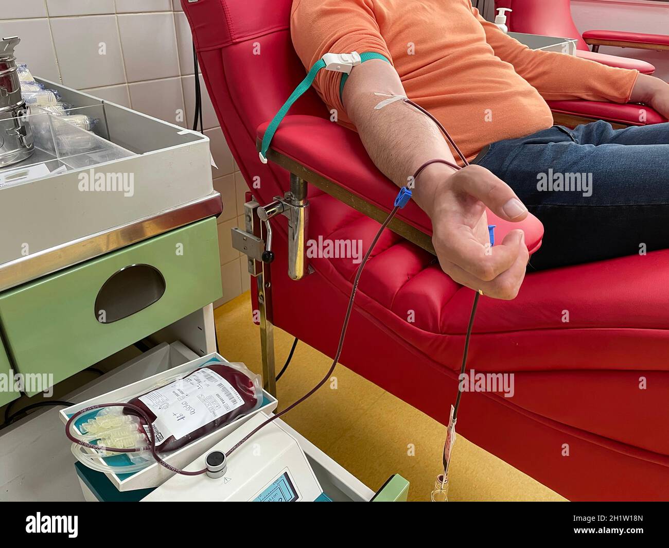 Close up nurse hand collecting blood sample for diagnosis covid-19 ...