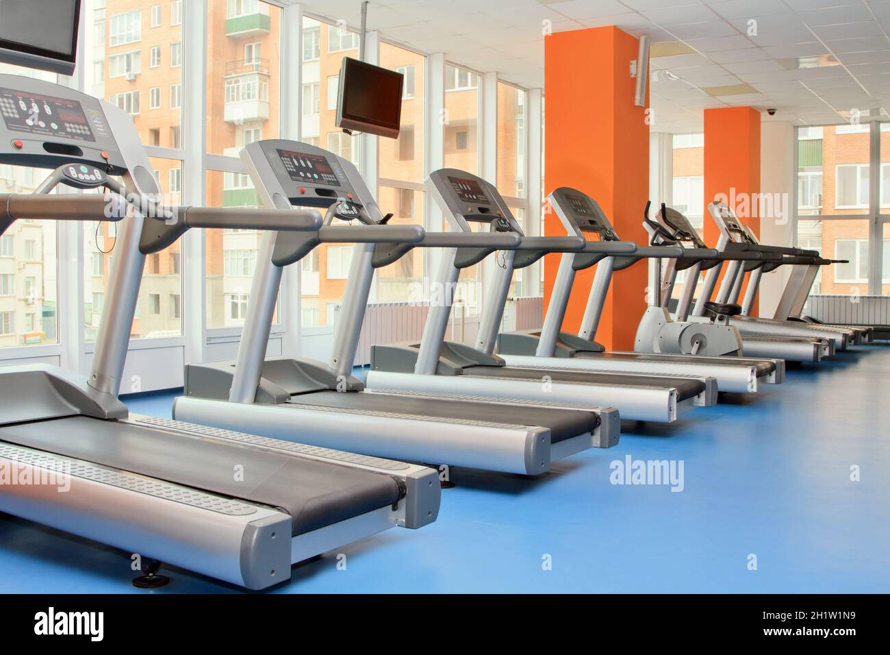 Fitness training group gymnasium running hi-res stock photography and ...