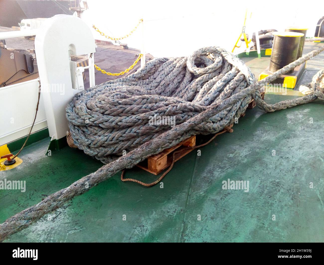 The sea rope on the deck of the ship Stock Photo - Alamy