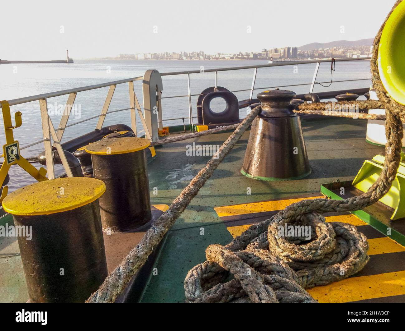 The sea rope on the deck of the ship Stock Photo - Alamy