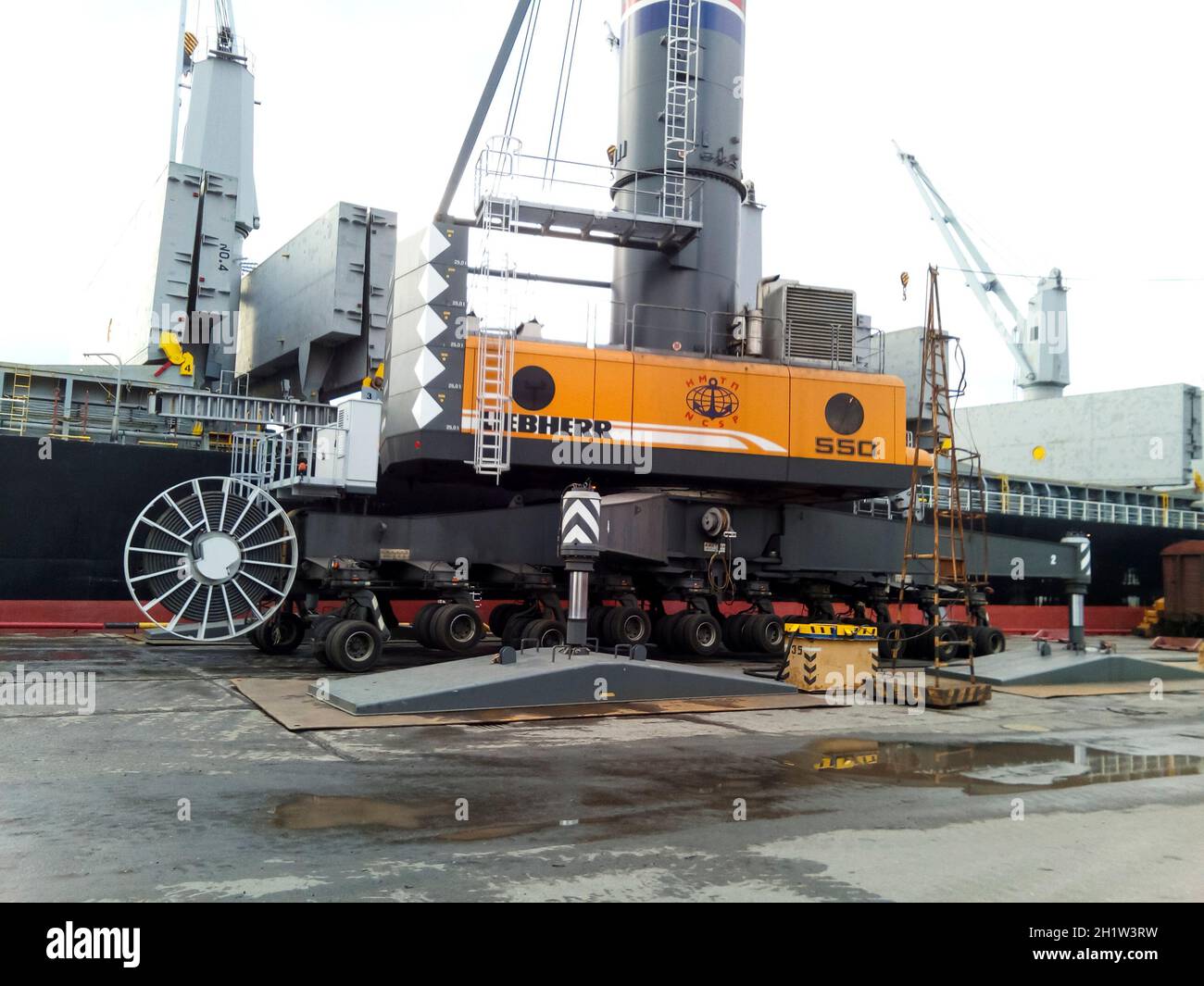 Lifting mechanism hi-res stock photography and images - Alamy