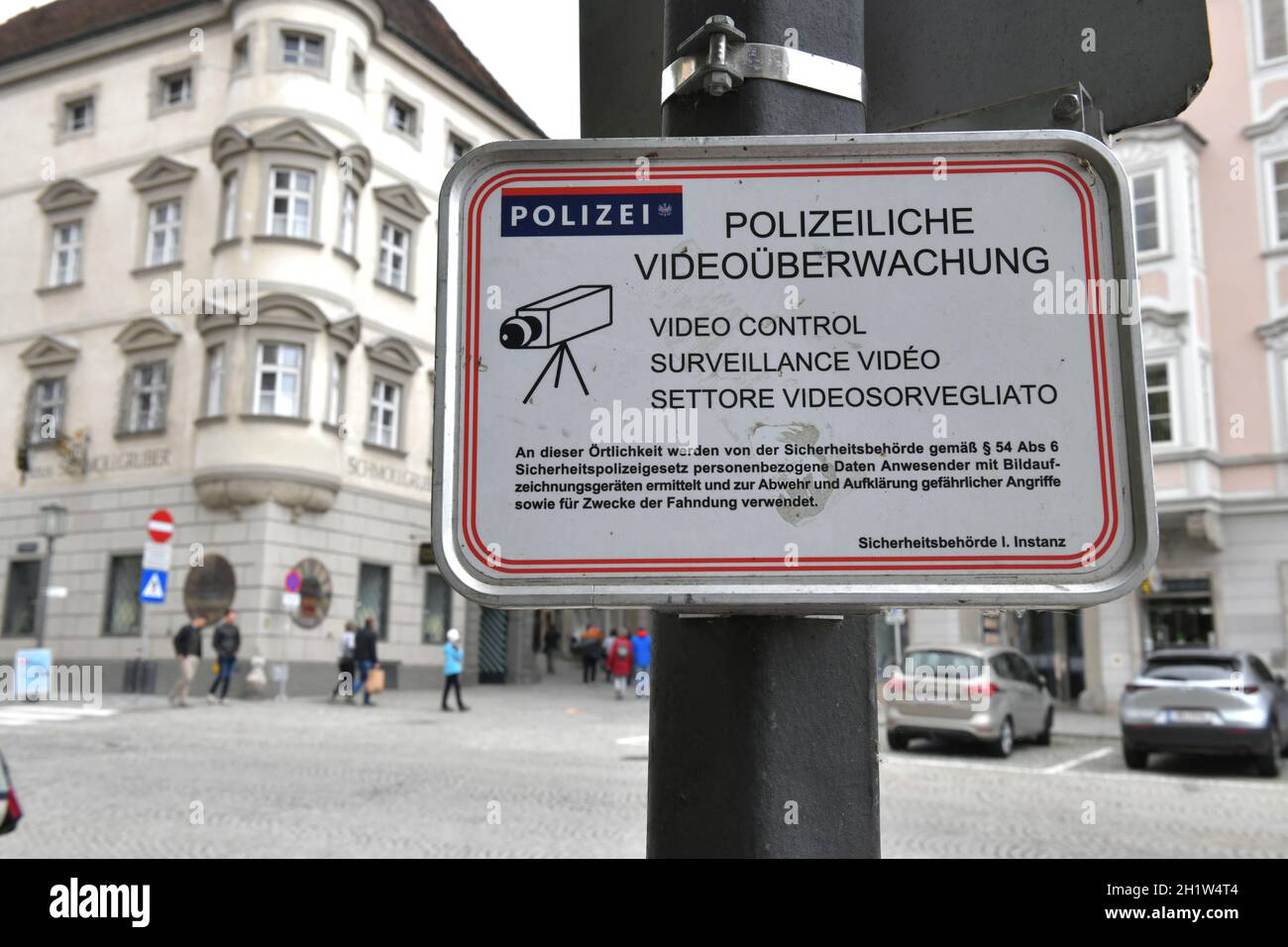 Schild Polizeiliche Videoüberwachung auf dem Stadtplatz in Steyr ...