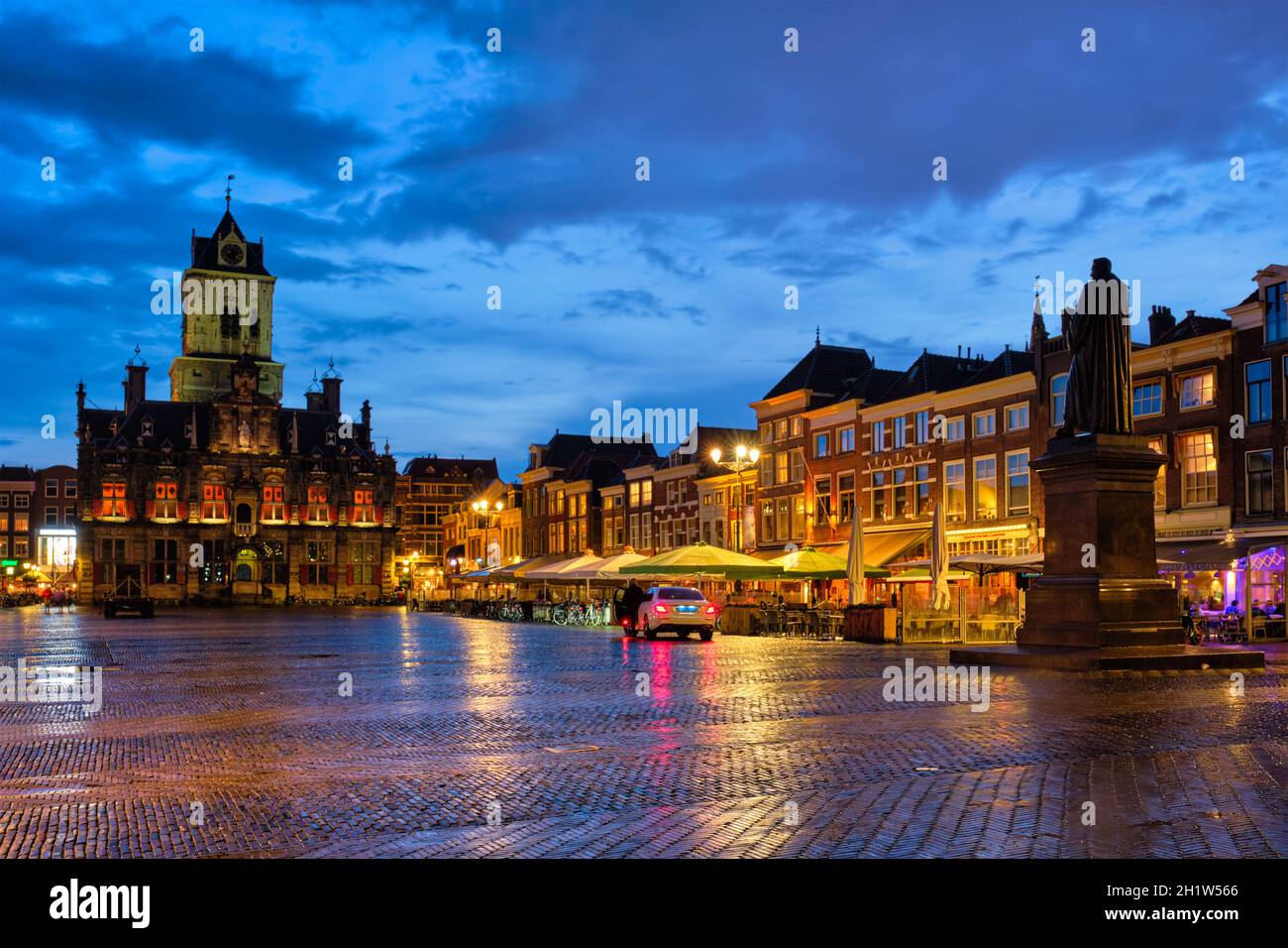 Delft City Hall and Delft Market Square Markt with Hugo de Groot ...