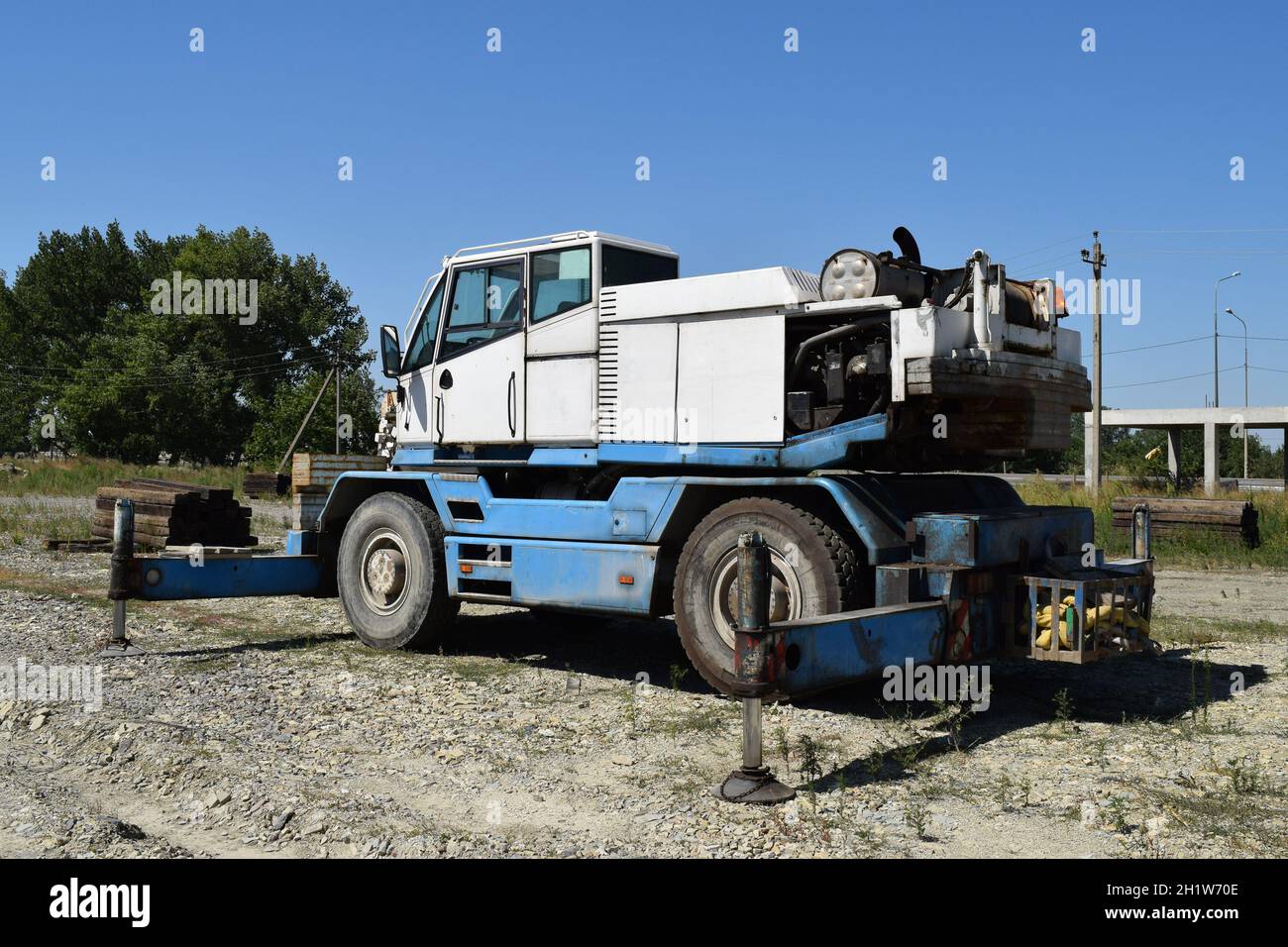 The disassembled loader crane. Old machinery repair Stock Photo - Alamy