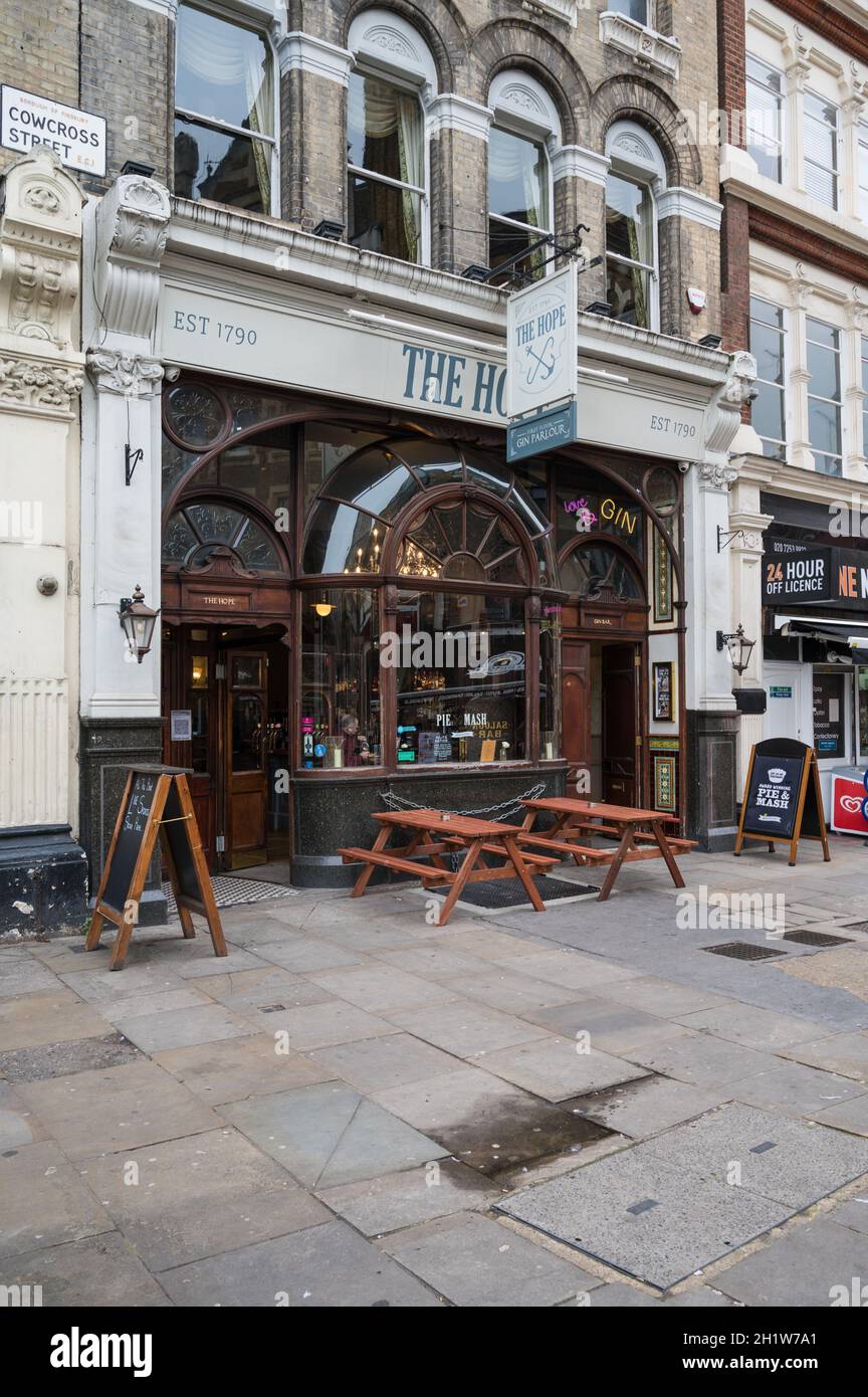 Exterior of the Hope Smithfield pub in Cowcross Street, Smithfield ...