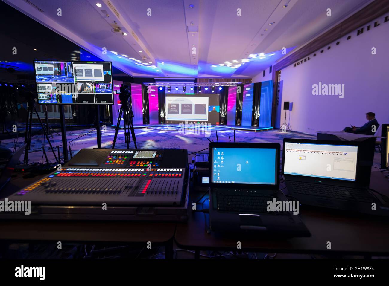 Empty call center hi-res stock photography and images - Alamy