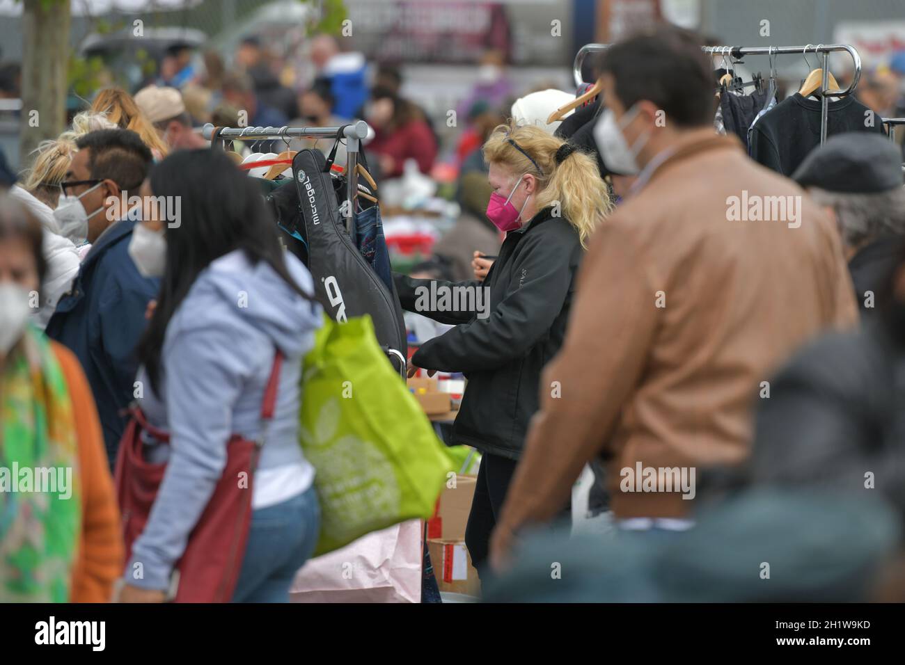 Großer wöchentlicher Flohmarkt auf dem Wienerberg in Wien, Österreich ...