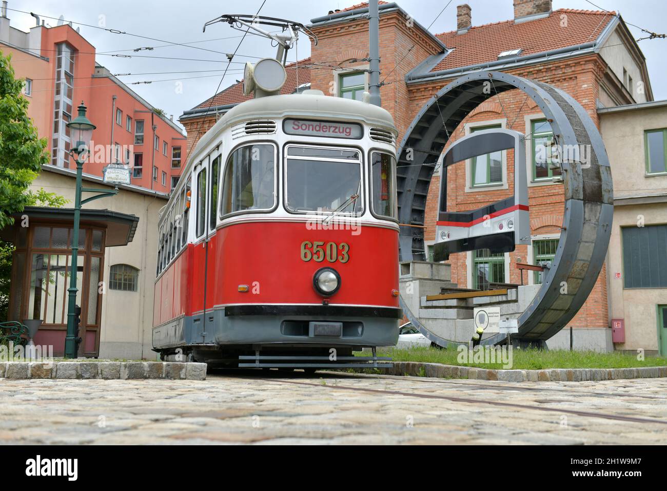 Vienna sightseeing buses hi-res stock photography and images - Alamy