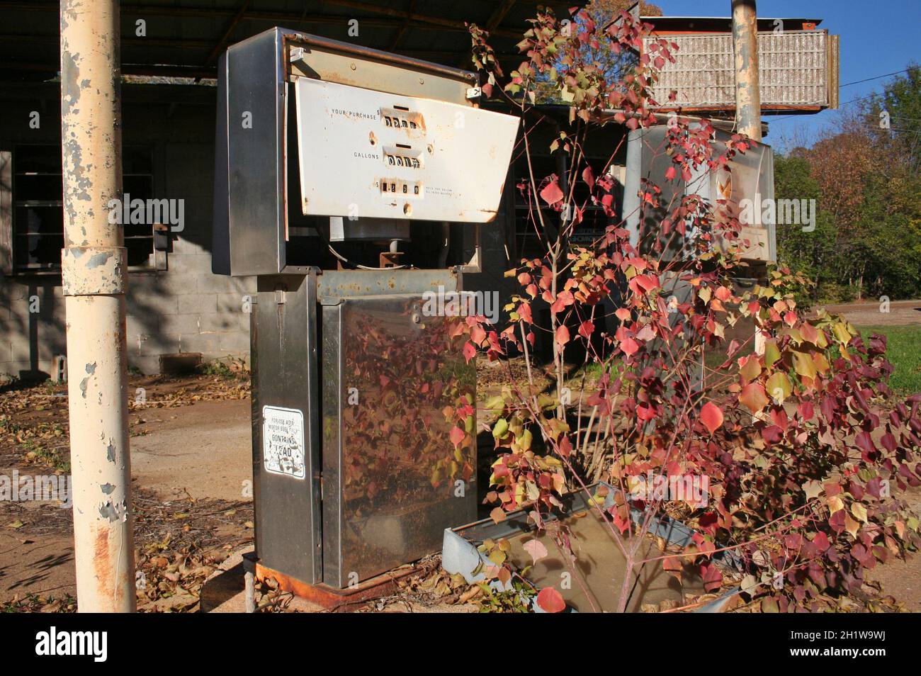 Abandoned Gas Station rural East Texas Stock Photo - Alamy