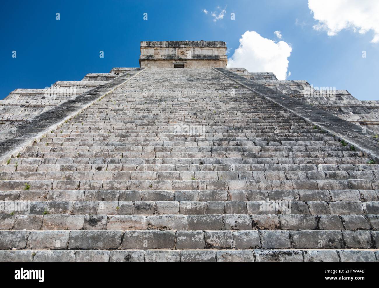 Mayan El Castillo Pyramid at the Archaeological Site in Chichen Itza ...