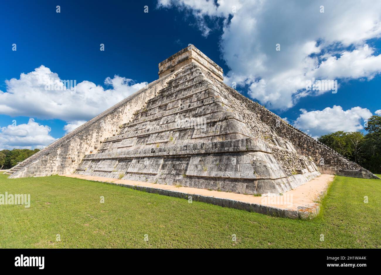 Mayan El Castillo Pyramid at the Archaeological Site in Chichen Itza ...