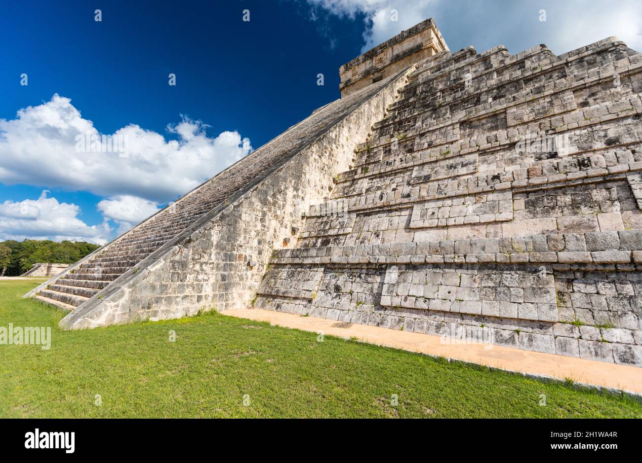 Mayan El Castillo Pyramid at the Archaeological Site in Chichen Itza ...