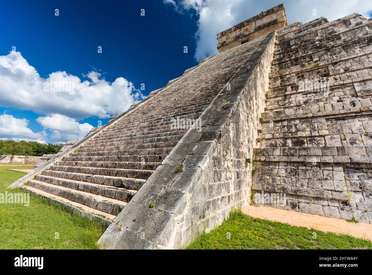 Mayan El Castillo Pyramid at the Archaeological Site in Chichen Itza ...