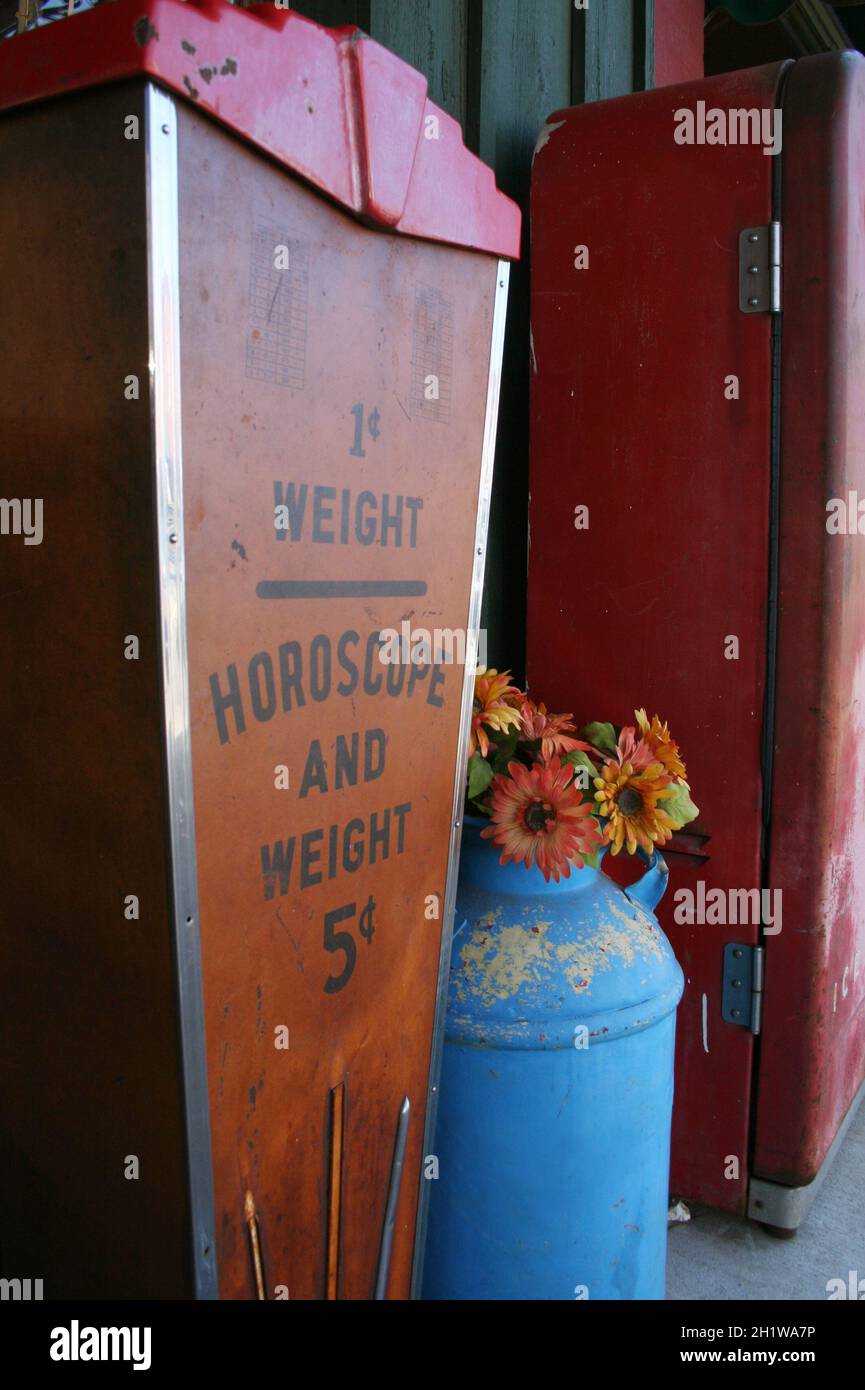 Antique Vending Machines Outside of Junk Store Stock Photo - Alamy