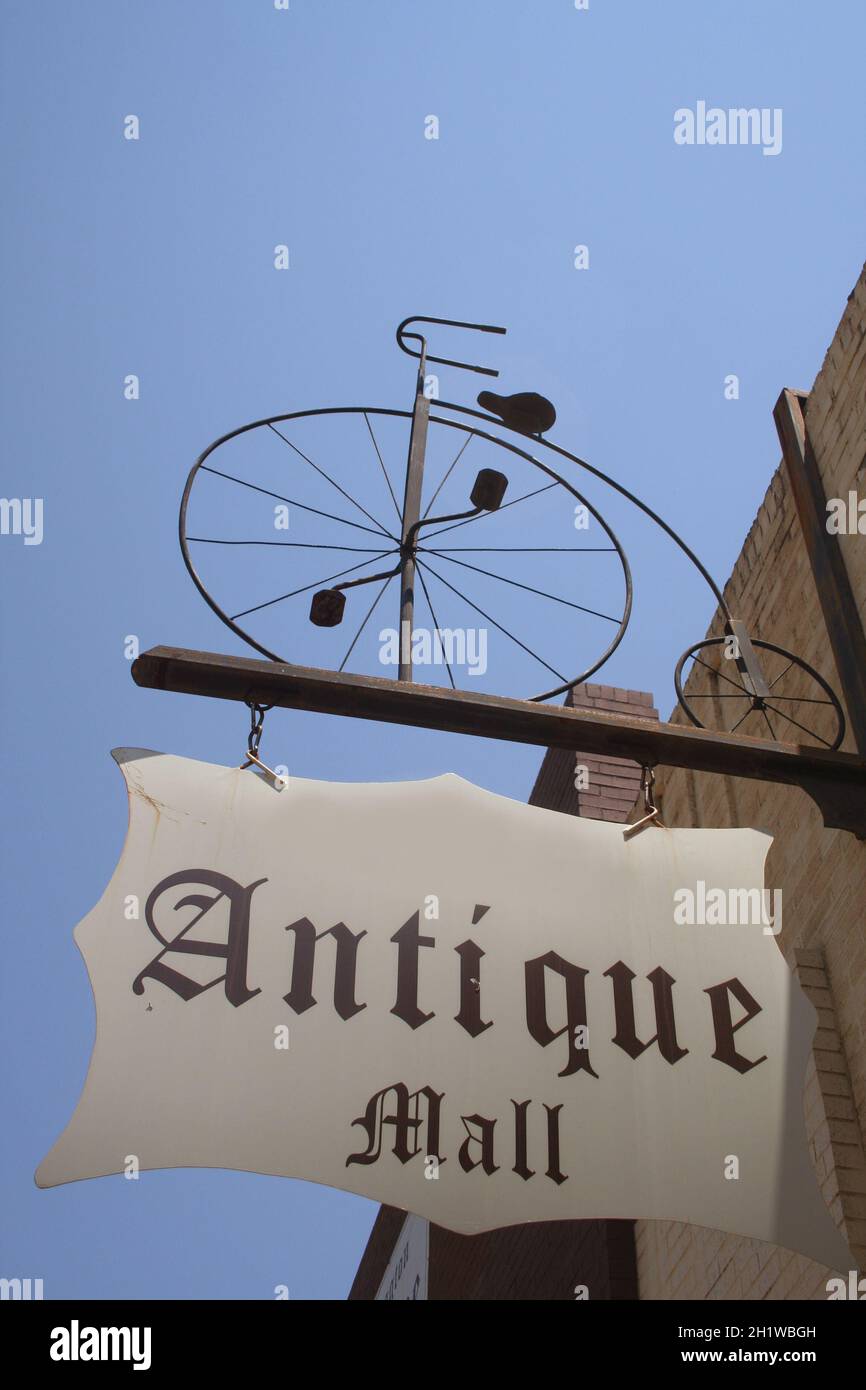 Antique mall sign hi-res stock photography and images - Alamy