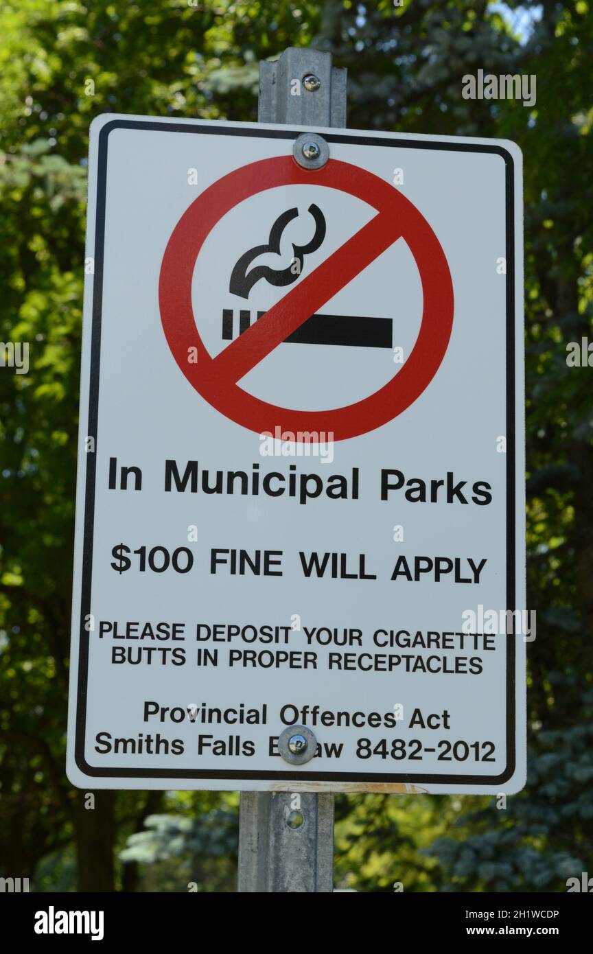 SMITHS FALLS, ONTARIO, CA, JUNE 16, 2021: Smoking bylaw sign posted in ...