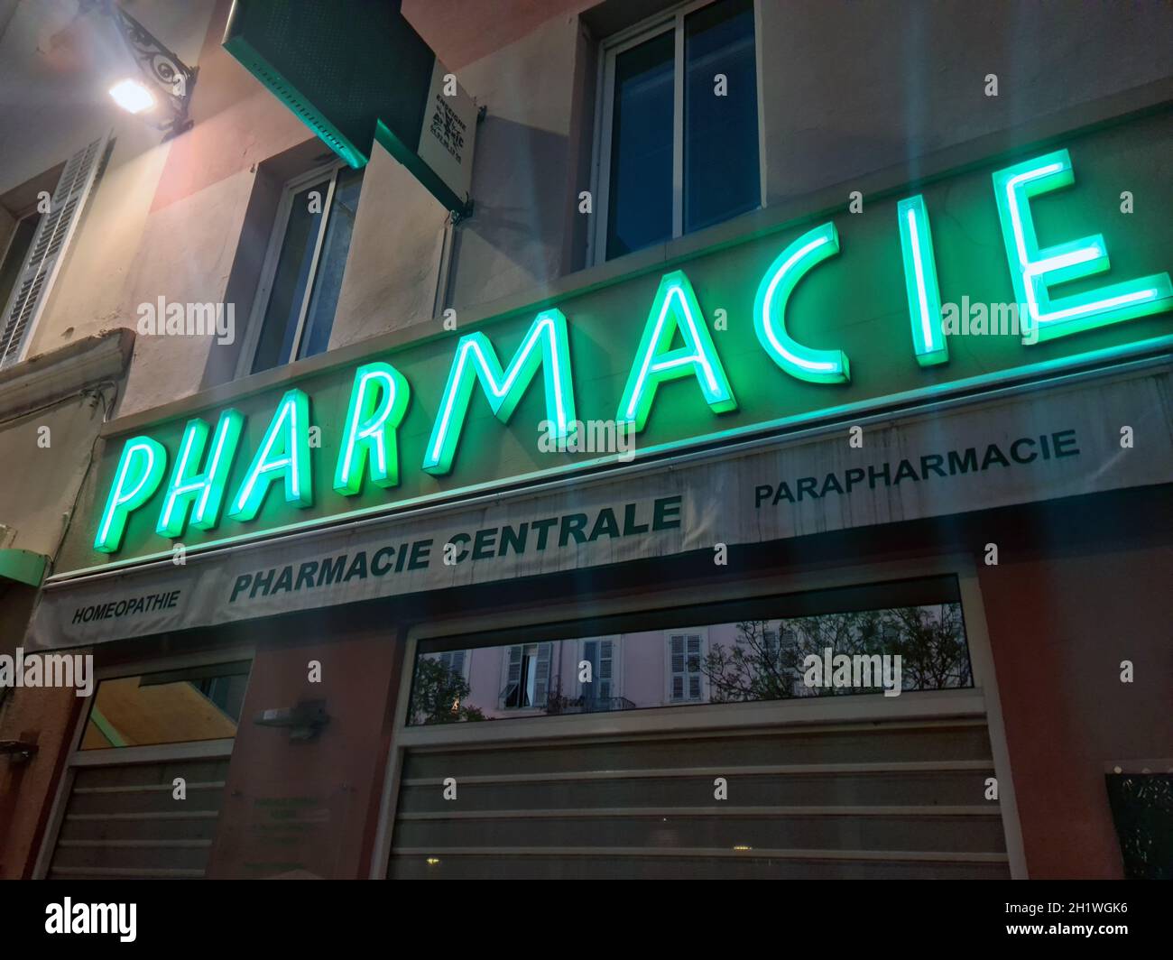 Pharmacy sign france night hi-res stock photography and images - Alamy