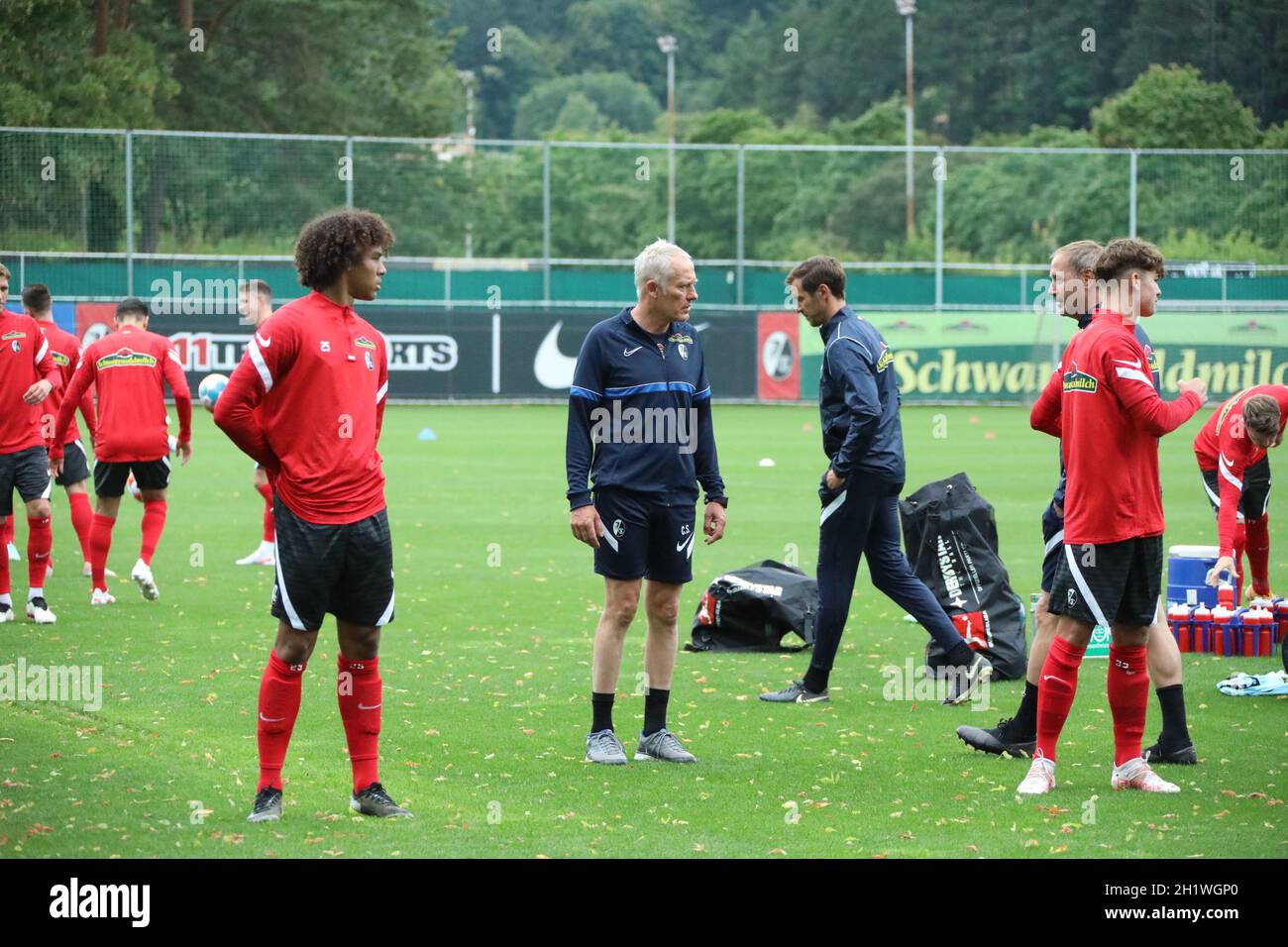 Trainer Christian Streich (Freiburg) hat die Spieler wieder um sich ...