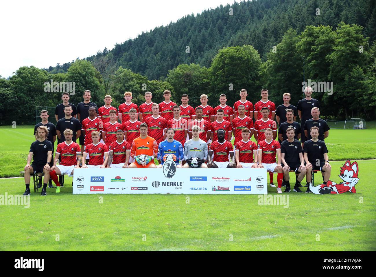 Mannschaftsfoto SC Freiburg II - Saison 2021/22 Hintere Reihe v.l.n.r ...