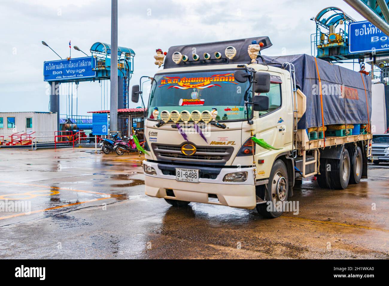 Surat Thani Thailand 24. Mai 2018 Colorful Thai truck leaves the ferry on Koh Samui Surat Thani ...