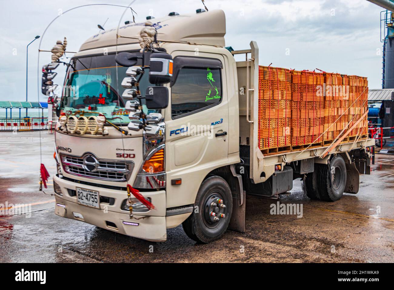 Surat Thani Thailand 24. Mai 2018 Colorful Thai truck leaves the ferry on Koh Samui Surat Thani ...