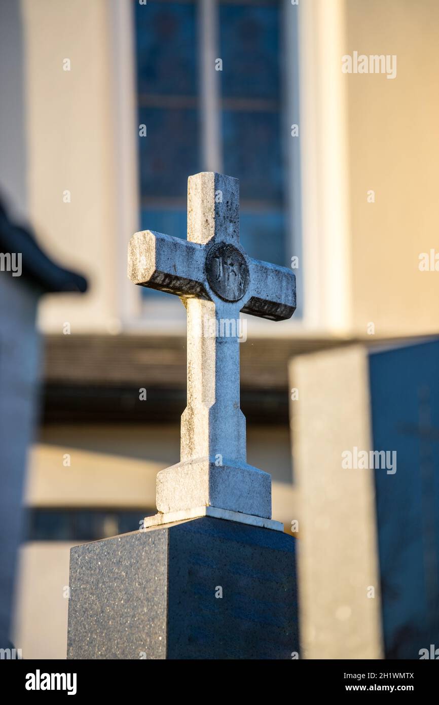 White cross grave in sun hi-res stock photography and images - Alamy