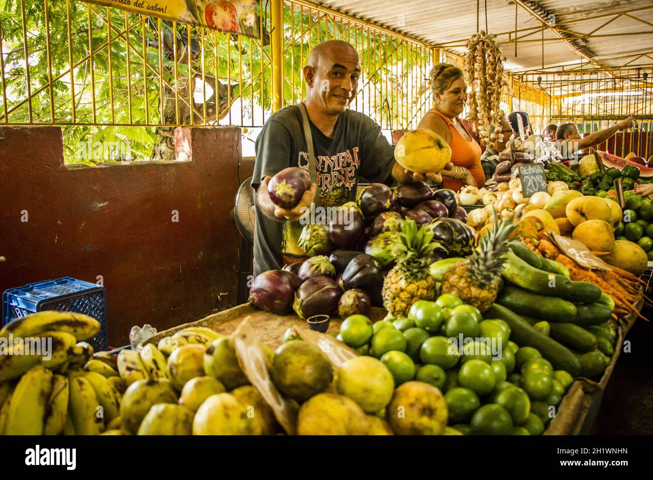 HABANA, CUBA - Aug 13, 2017: An outdoor grocery store with fresh fruits ...
