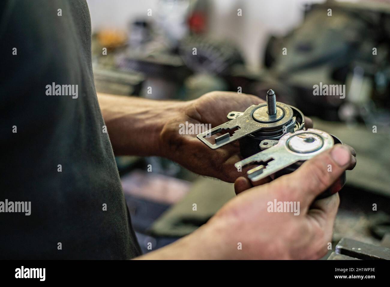 Detail of Auto parts in the hands of the mechanic Stock Photo - Alamy