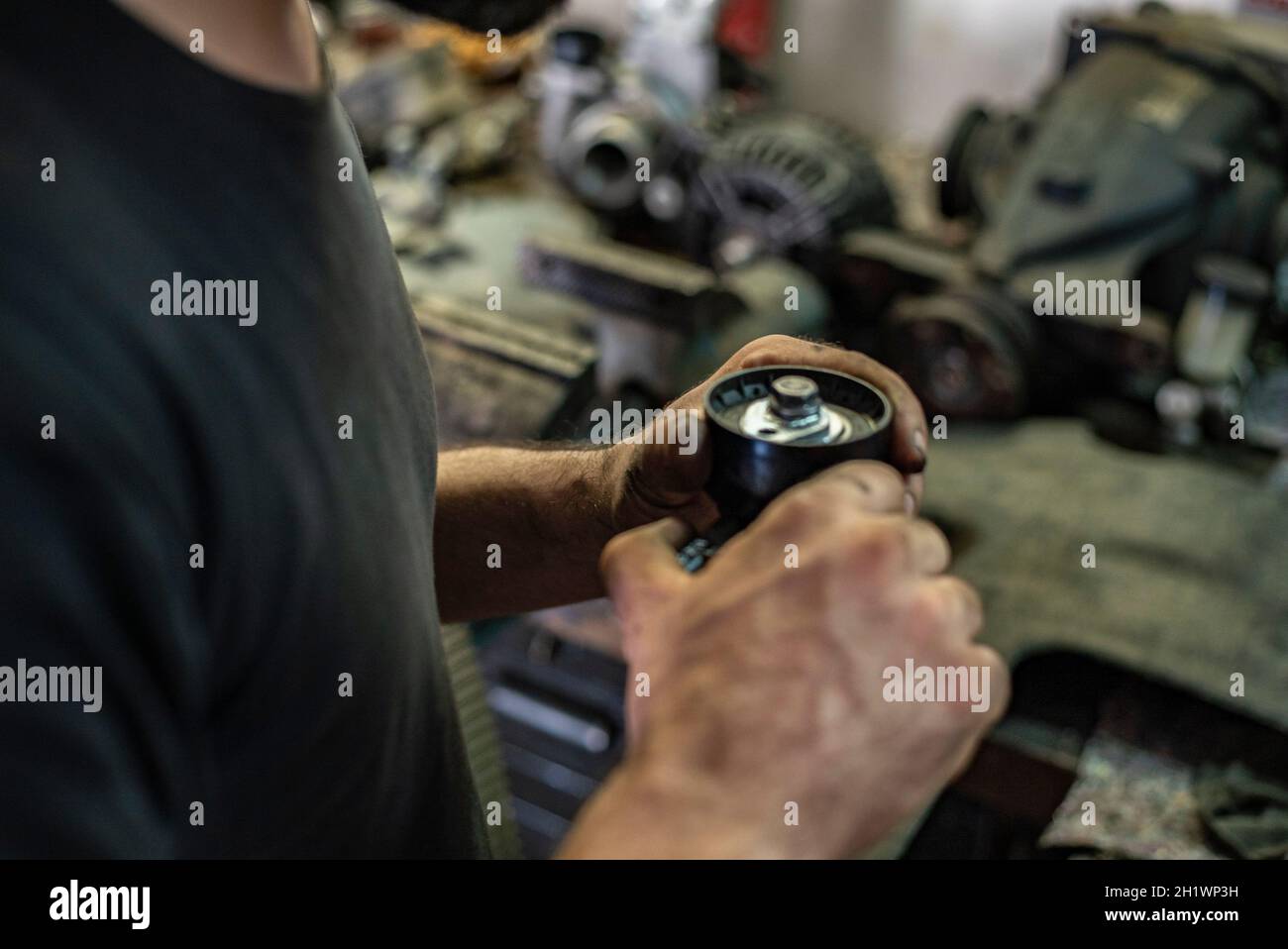 Detail of Auto parts in the hands of the mechanic Stock Photo - Alamy