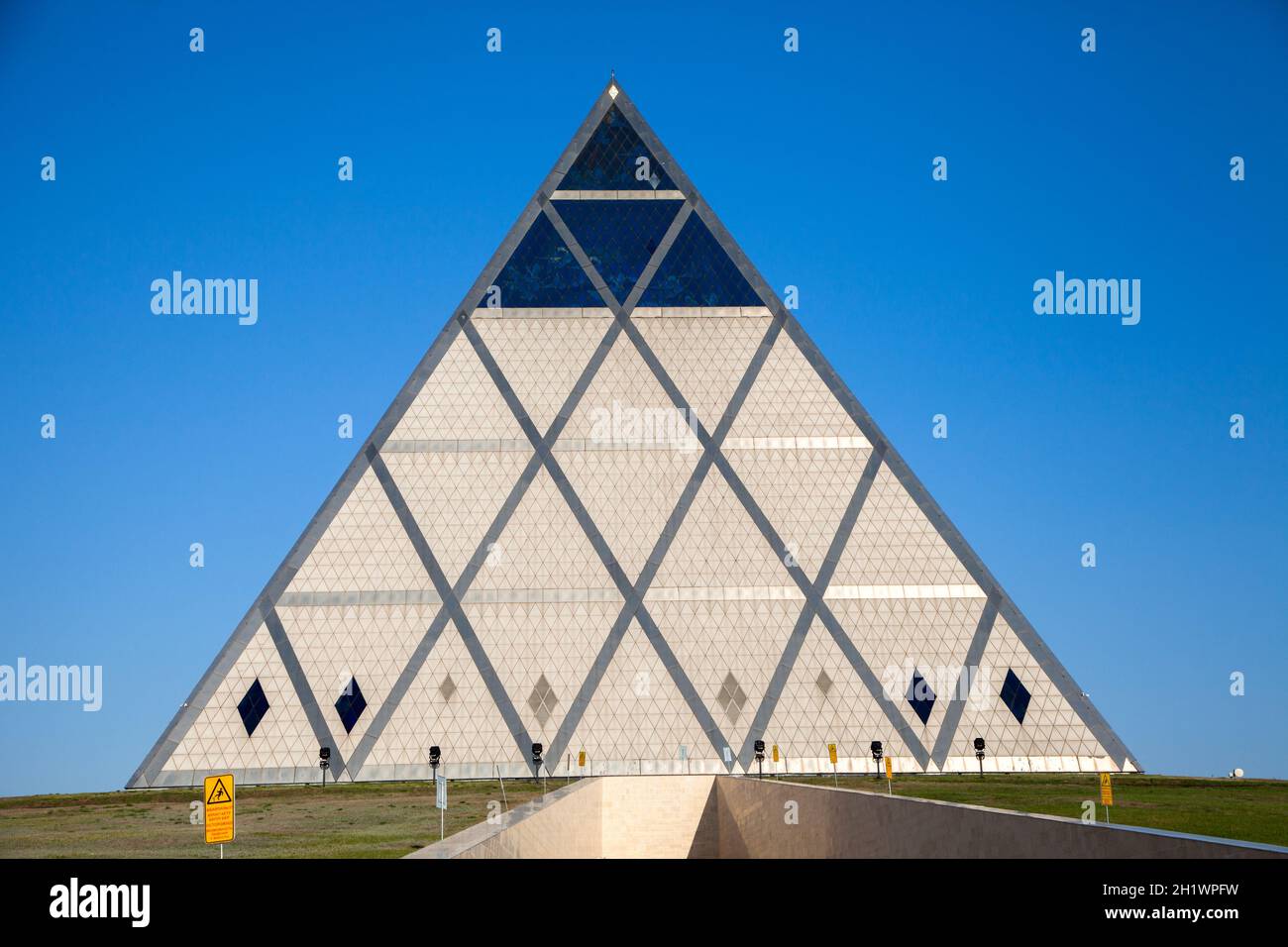 Modern pyramid hi-res stock photography and images - Alamy