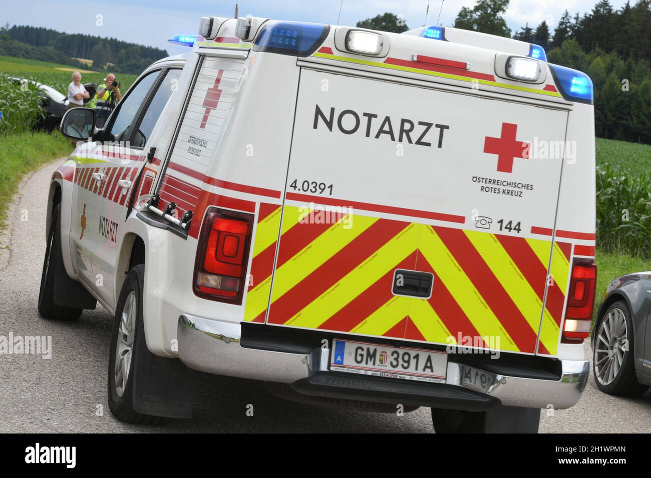 Notarzt blaulicht hi-res stock photography and images - Alamy