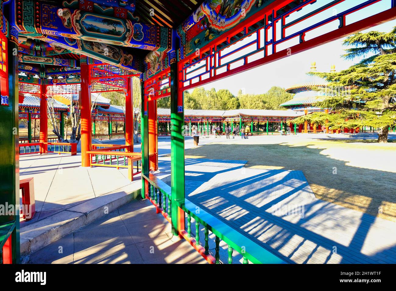 Traditional Chinese covered walkway in a park Stock Photo - Alamy