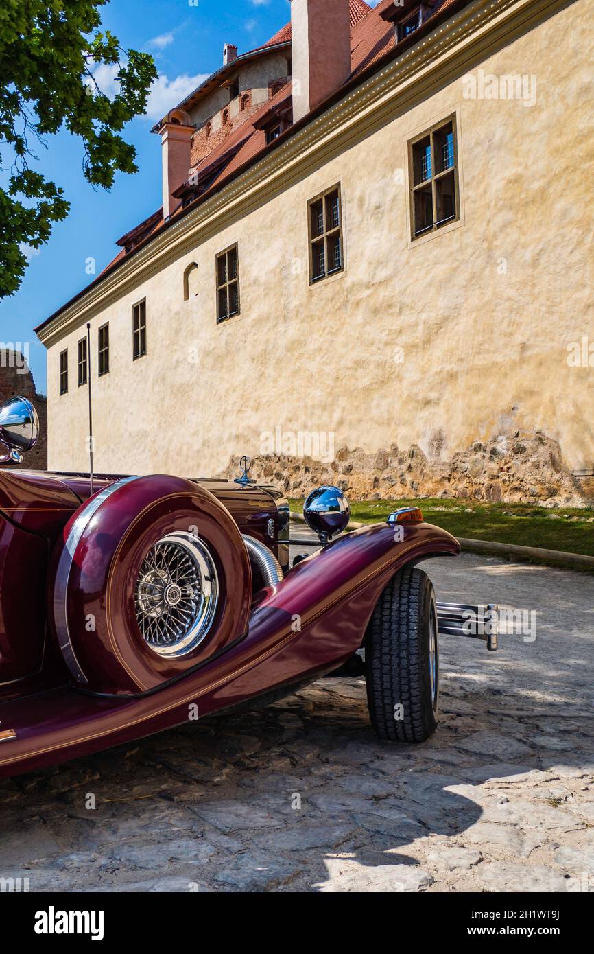 Side View of Classic Retro Vintage Sports Car Stock Photo - Alamy