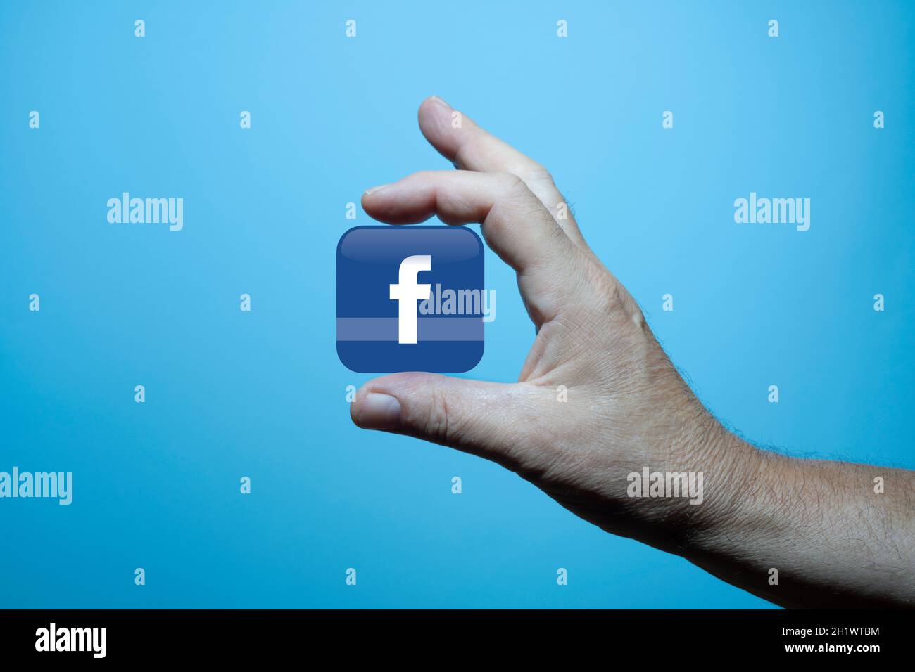 Facebook thumbs up logo hi-res stock photography and images - Alamy