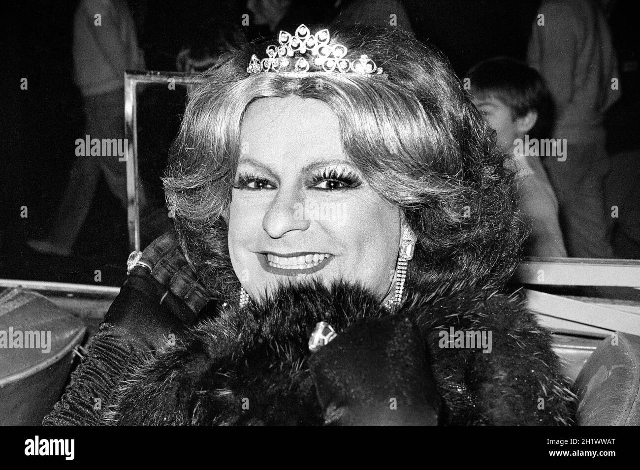 Pieter-Dirk Uys arrives in Grahamstown in the persona of "Evita ...