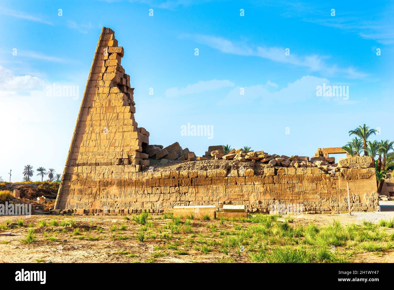 Ancient ruins in egyptian Karnak temple, Luxor Stock Photo - Alamy